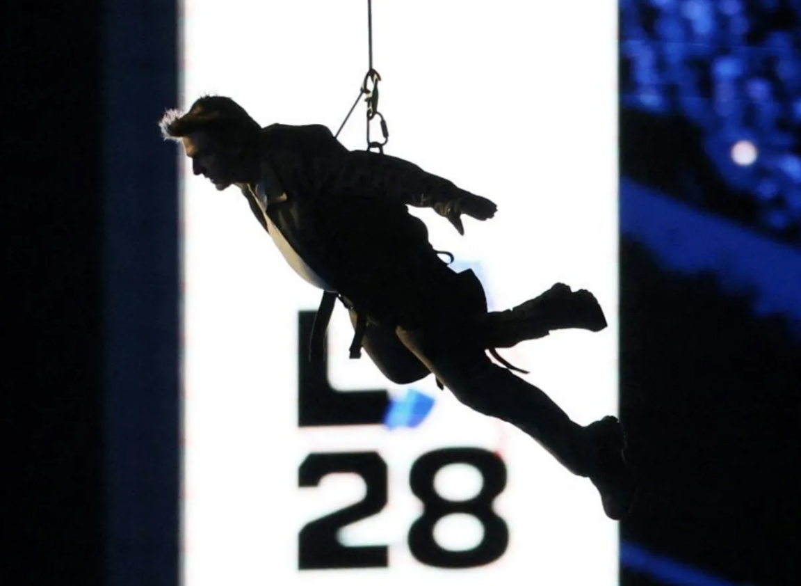 Tom Cruise Descends from Stadium Roof in Daring Olympic Finale | Kataeb
