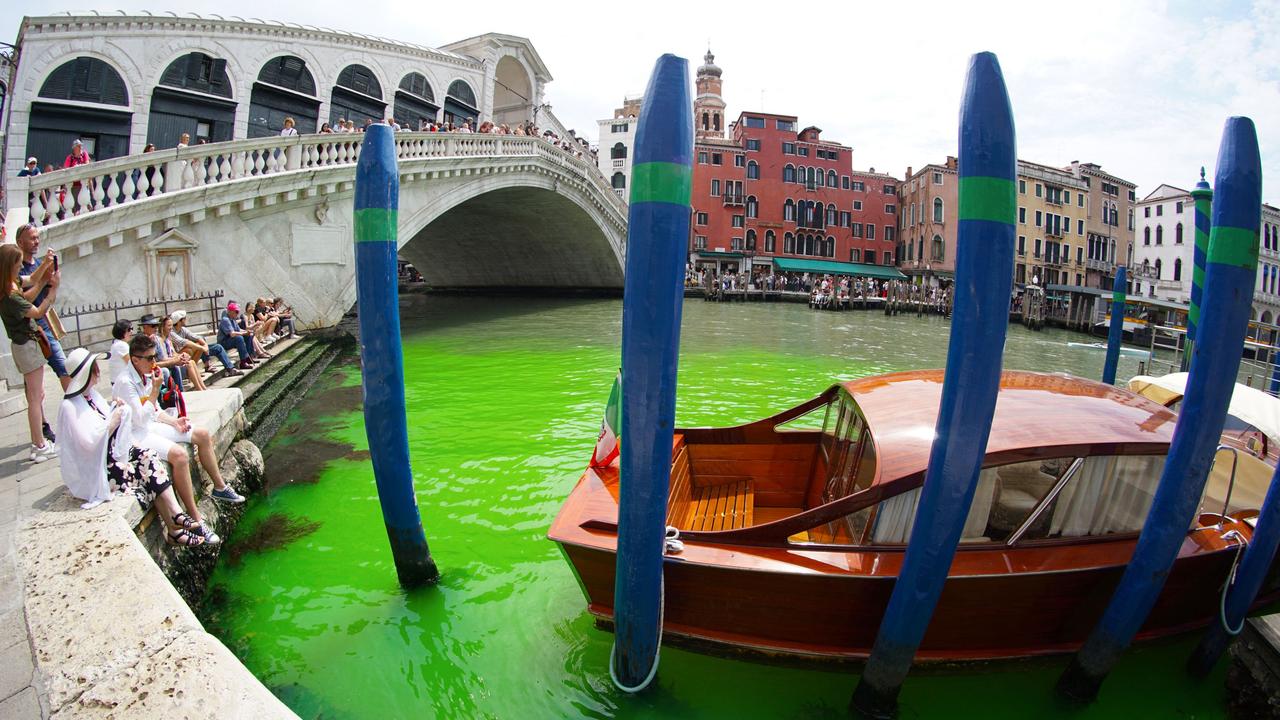Venice Authorities Investigate After Canal Turns Fluorescent Green | Kataeb