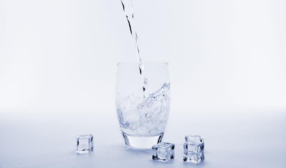 What Are the Risks and Benefits of Drinking Cold Water? | Kataeb