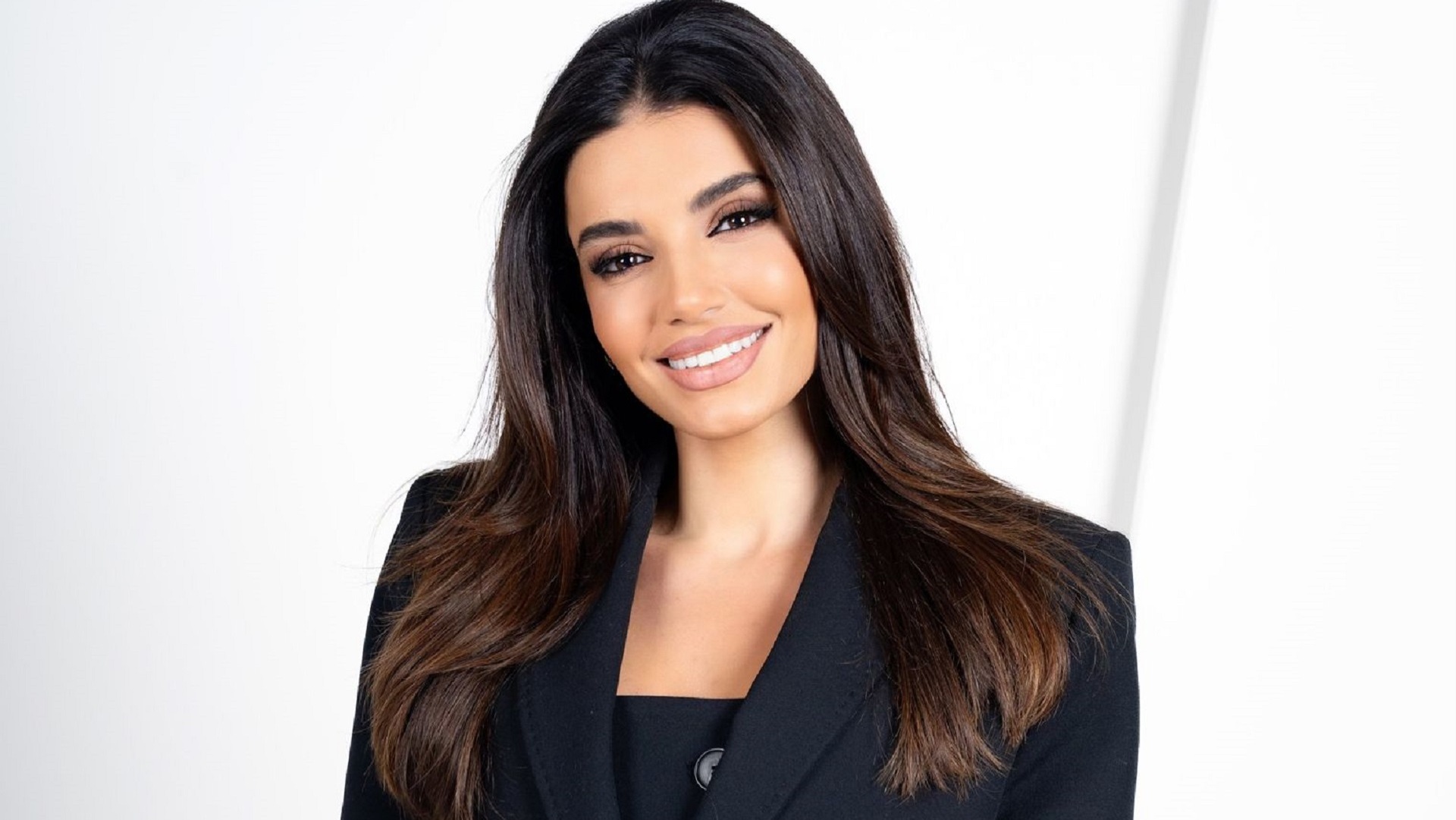 بالصورة ـ بعد إجبارها على البقاء خارج لبنان.. هكذا احتفلت ليال الاختيار ...