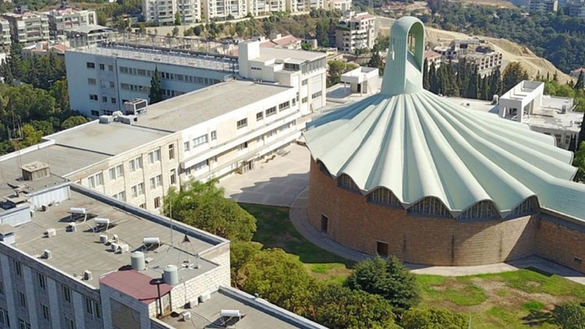 بالفيديو – اندلاع حريق كبير أمام مدرسة الجمهور | الكتائب