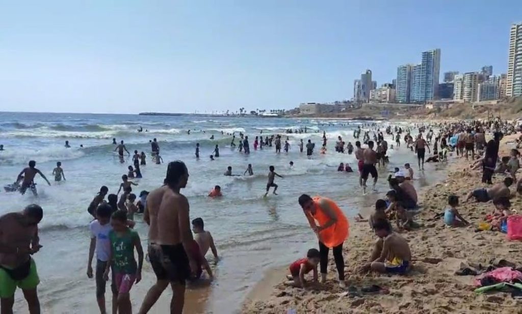 مأساة جديدة على شاطئ الرملة البيضا: وفاة رجل وابنه غرقًا | الكتائب