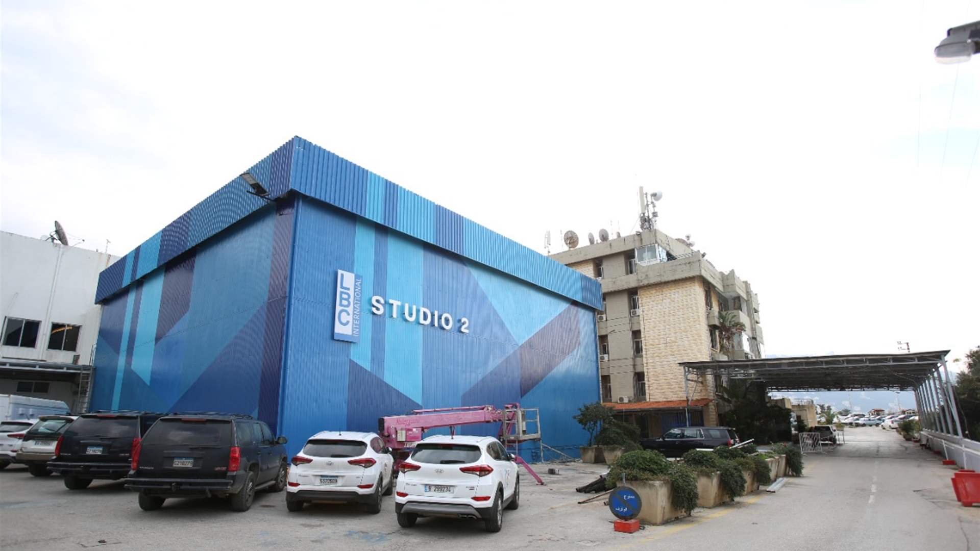 بعد أن تركت لبنان...هذه وجهة مذيعة الـlbci السابقة! | الكتائب