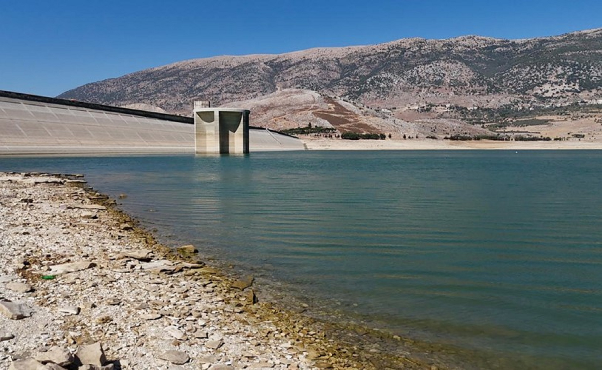الجفاف يضرب بحيرة القرعون بعد انخفاض منسوبها ويهدد معامل الكهرباء على ...