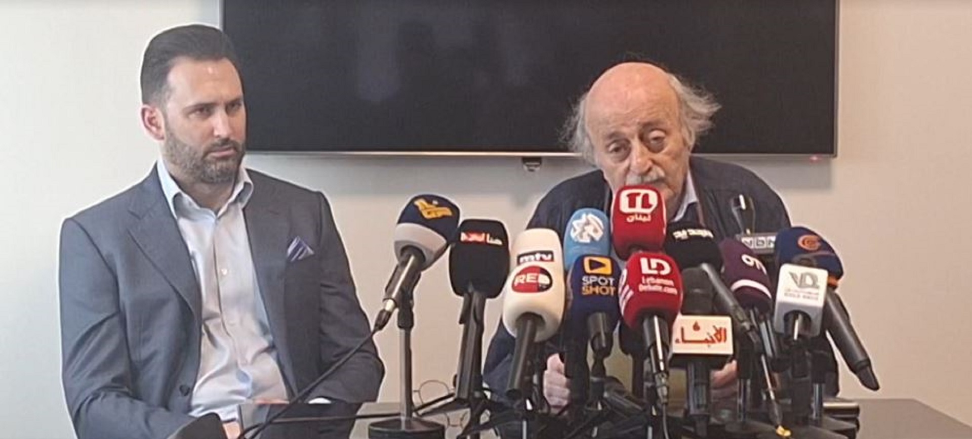 Jumblat Says PSP Disarmed Weeks Ago, Urges Hezbollah and Others to Do ...