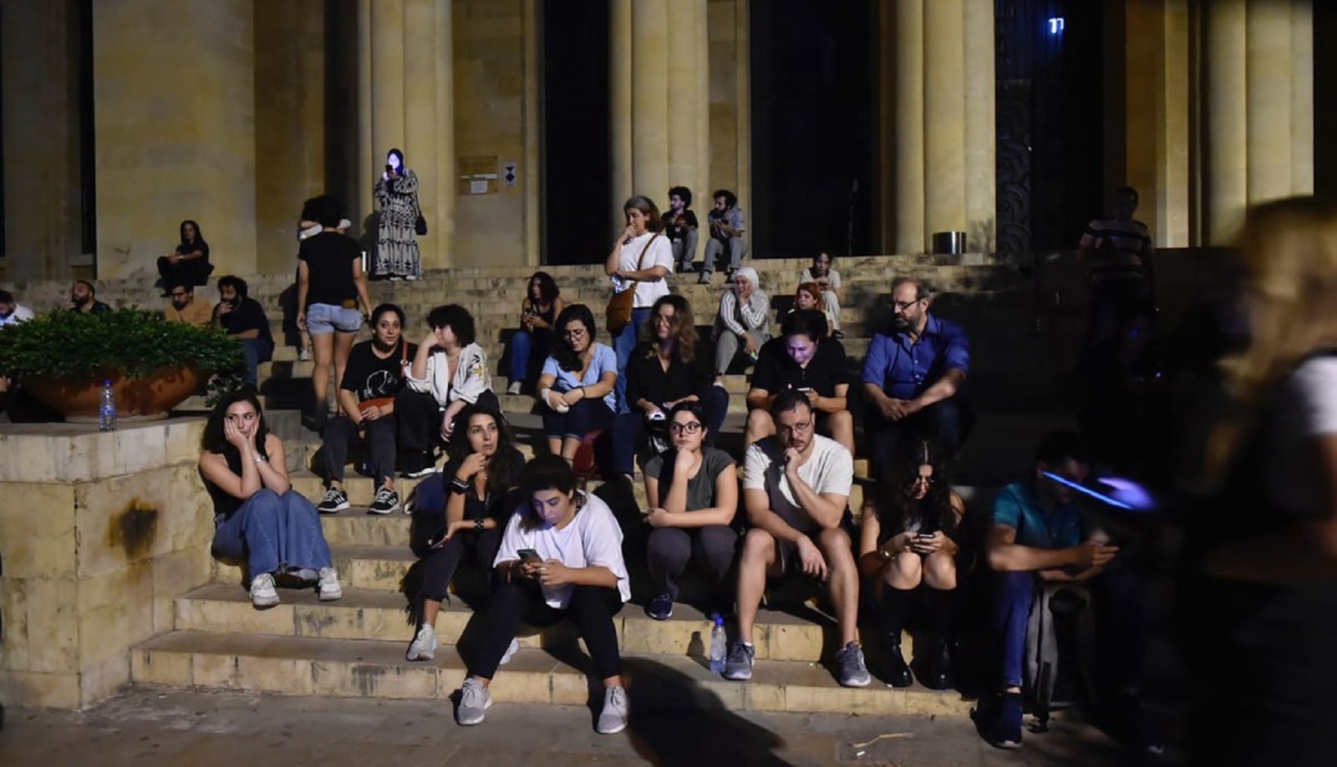 وقفة غضب وحزن في بيروت بعد استشهاد الزميل عصام عبدالله | الكتائب