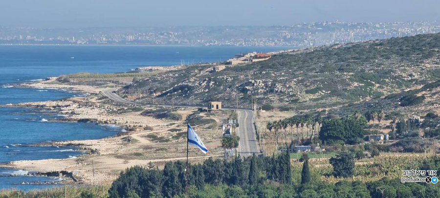 رفع العلم الاسرائيلي عند مدخل ‎‎الناقورة الرئيسي | الكتائب