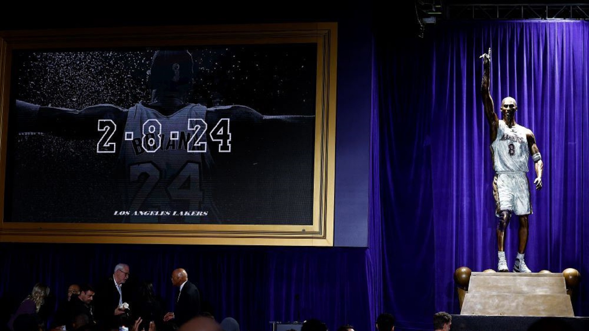 الكشف عن تمثال الأسطورة كوبي براينت في أمسية سقوط ليكرز | الكتائب