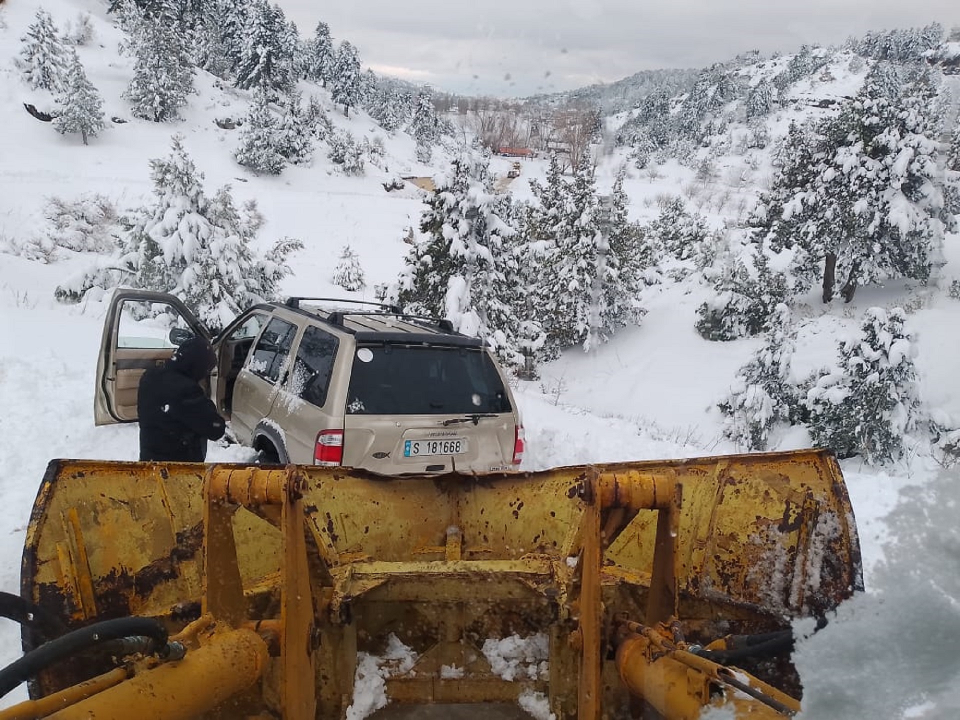 انحسار المنخفص الجوي شمالي لبنان وبدء العمل على إعادة فتح طريق فنيدق ...