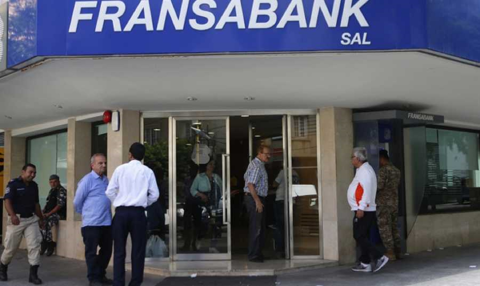 بالفيديو: هذا ما حلّ بمقتحم "فرنسبنك" فرع المشرفية | الكتائب