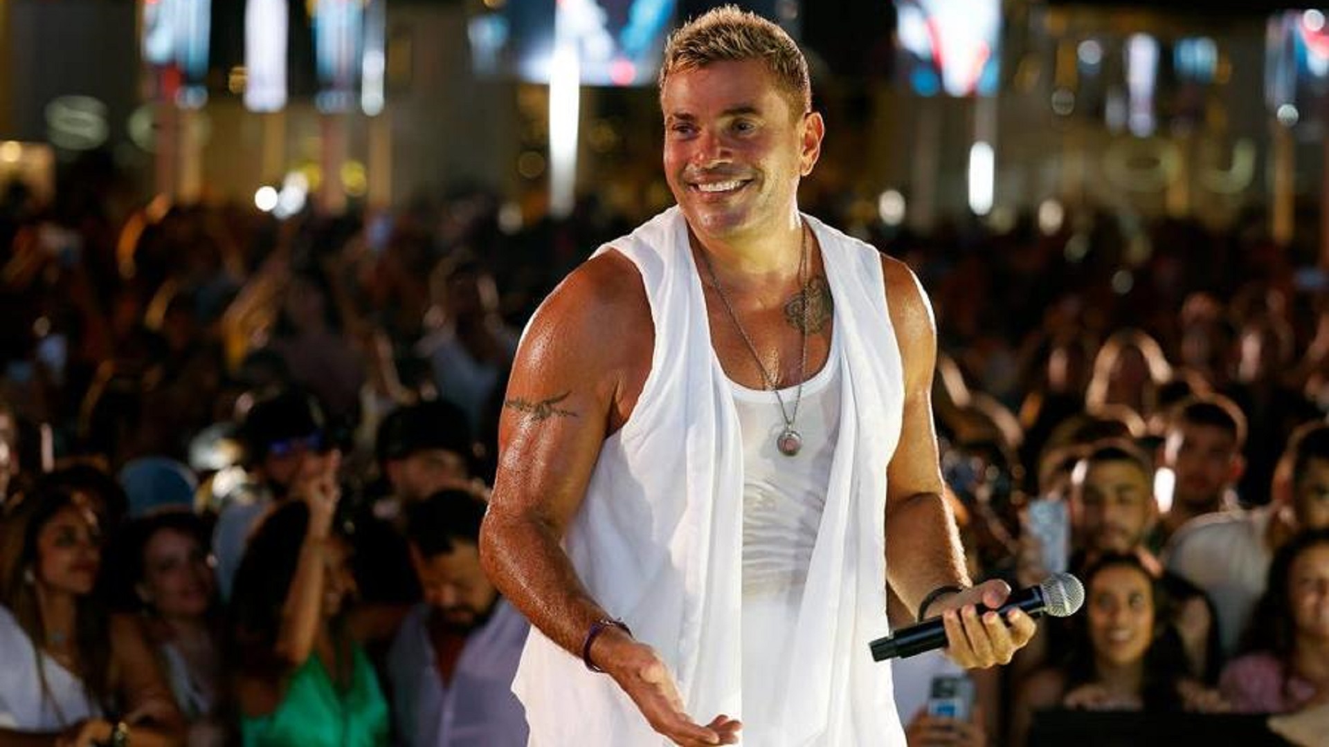 لمدّة ساعة كاملة.. عمرو دياب عبر راديو برازيلي | الكتائب