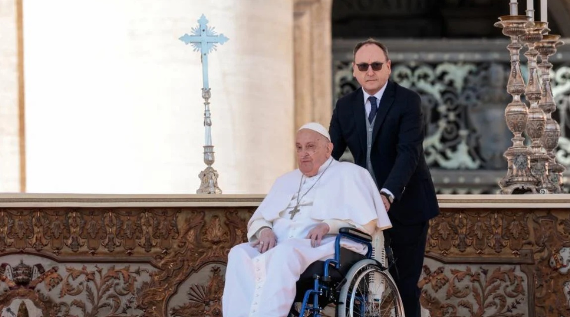 في أول ظهور بعد المرض... البابا فرنسيس يحيّي الحشود في الفاتيكان | الكتائب